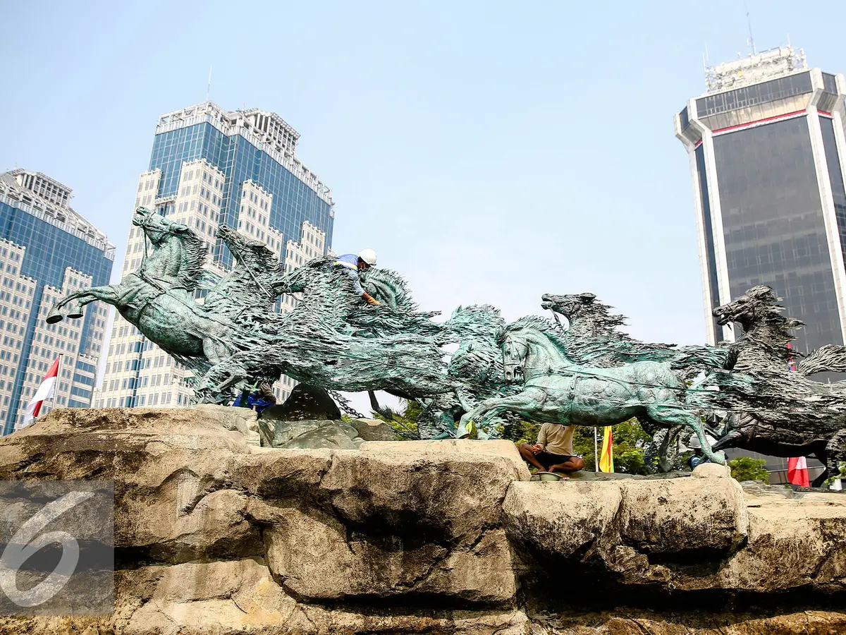 Patung ini terletak di Jakarta dan menggambarkan Arjuna dari kisah ...