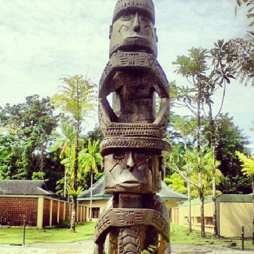 4. Patung Asmat di Papua